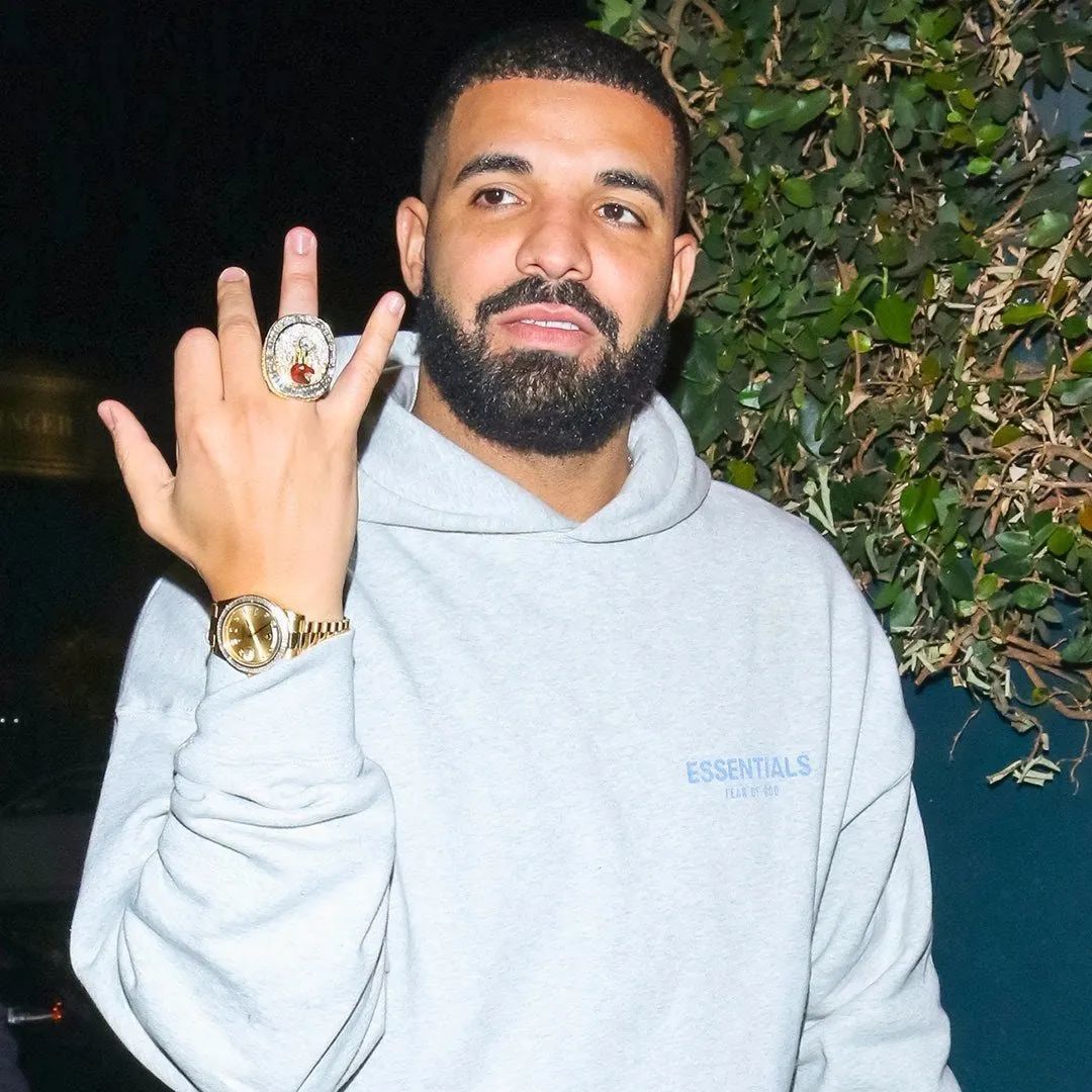 Drake随便在家拍个MV就引来尬舞挑战，比伯接受挑战抖音尬舞？_篮球鞋_什么值得买