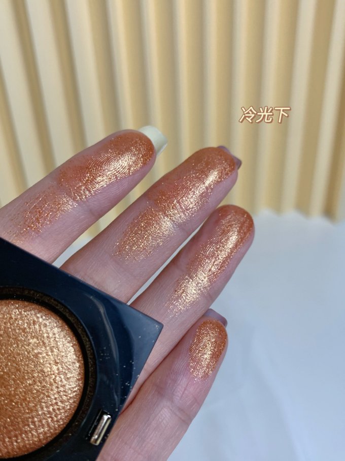 芭比波朗眼影怎么样好用吗 新年画眼影，怎能少了这款烈焰金~_什么值得买