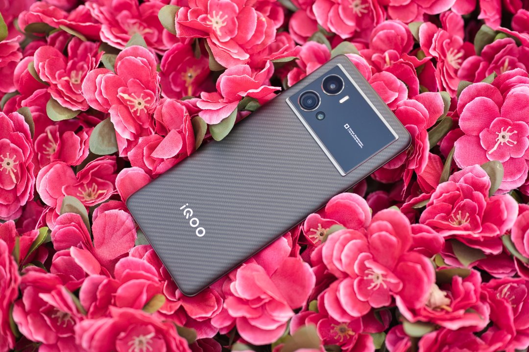 速度美学设计：iQOO 9 Pro 赛道版预售，骁龙8 Gen1+独显+2K E5屏4899元起_手机_什么值得买