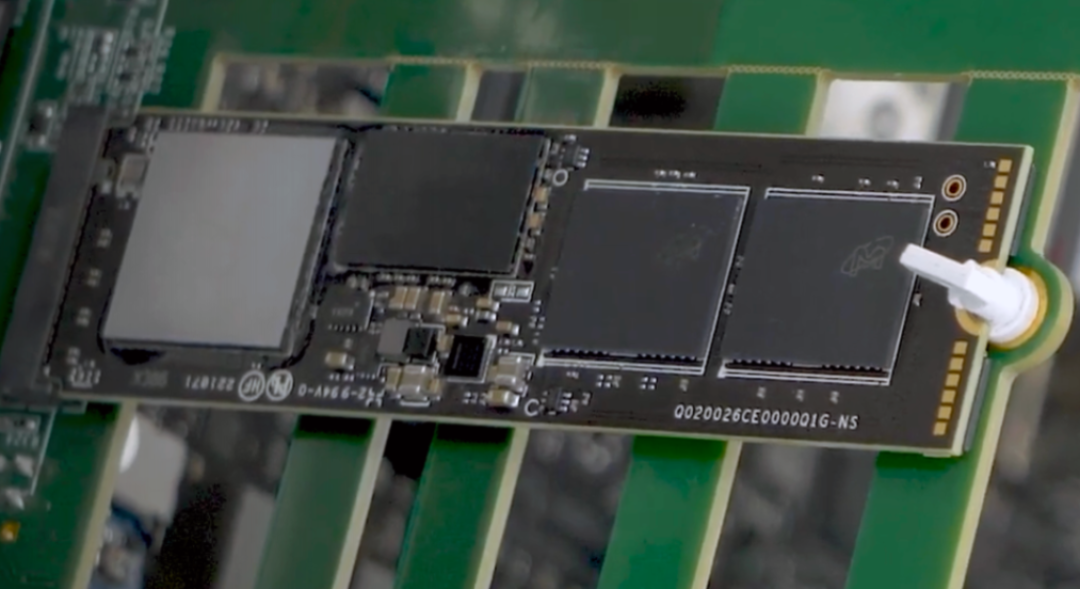 首款2580尺寸M.2展出，性能才是重点，轻松破12GB/s_固态硬盘_什么值得买