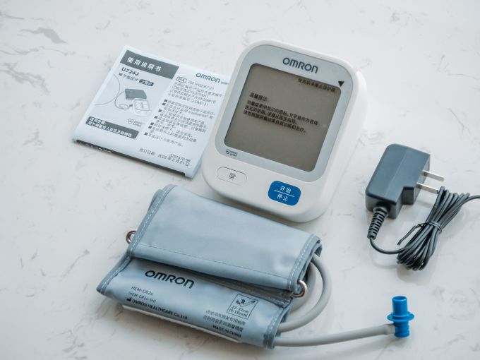 欧姆龙血压计怎么样 升级智慧大屏：欧姆龙U724J电子血压计_什么值得买