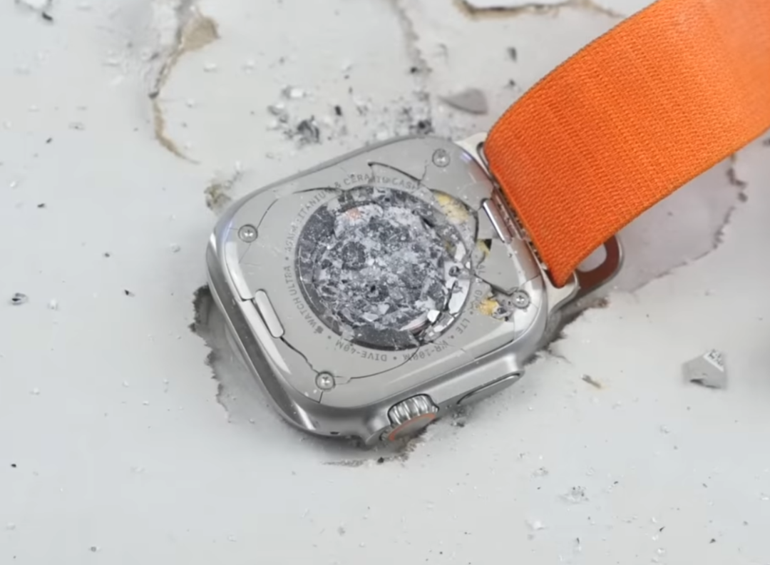 苹果 Apple Watch Ultra 暴力测试，屏幕强度相当高_智能手表_什么值得买