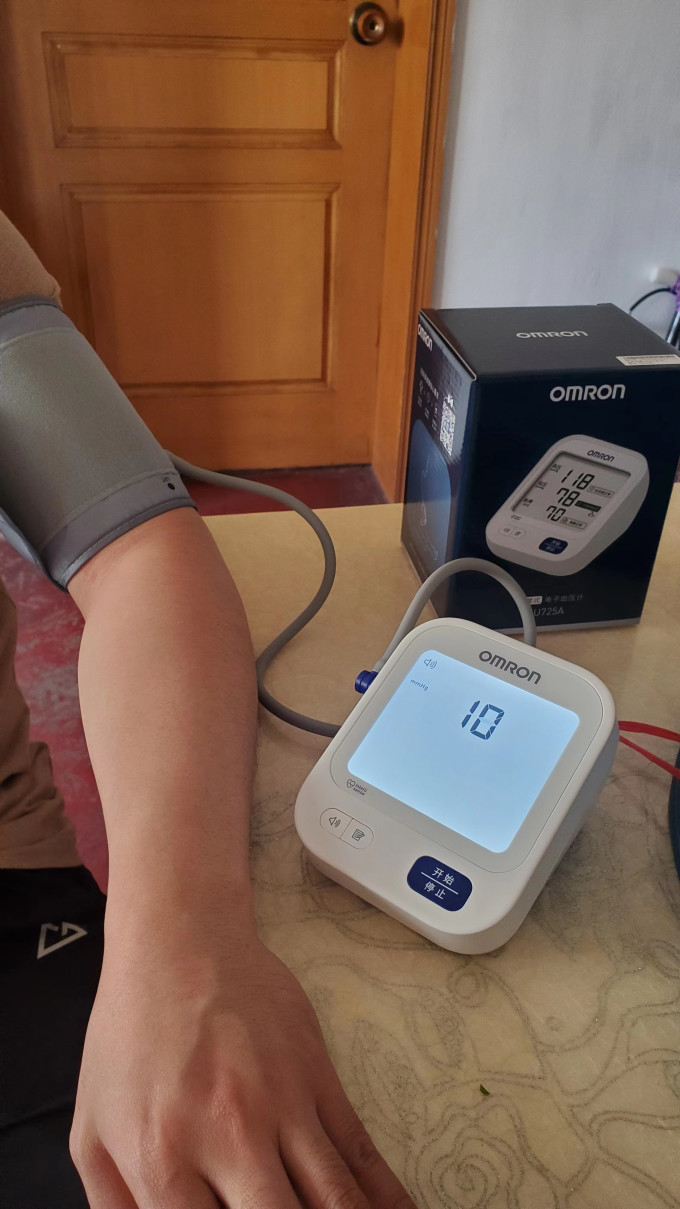 欧姆龙上臂式血压计怎么样 欧姆龙U725A血压计，非常适合老年人的家用_什么值得买