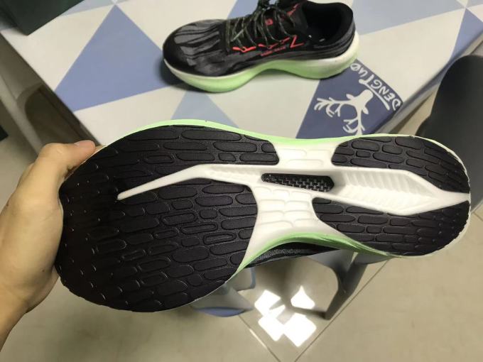 乔丹跑鞋怎么样 499元的乔丹飞影PB2.0到手，开始运动吧！_什么值得买