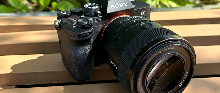 Sony A7R5 加入 AI 强化对焦，屏幕翻揭角度更多变化_相机_什么值得买
