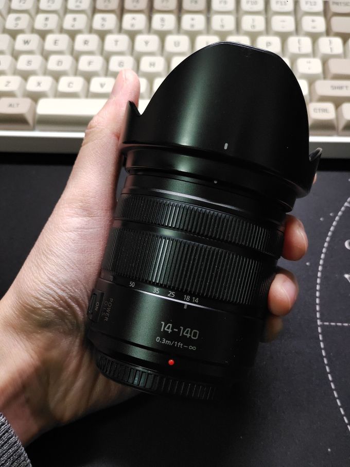 松下无反镜头怎么样 M43最小巧的大变焦头——松下14-140二代_什么值得买