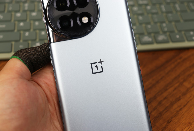 一加Ace 2安卓手机怎么样 一加Ace2冰河蓝外观图赏，丝绸玻璃手感好_什么值得买