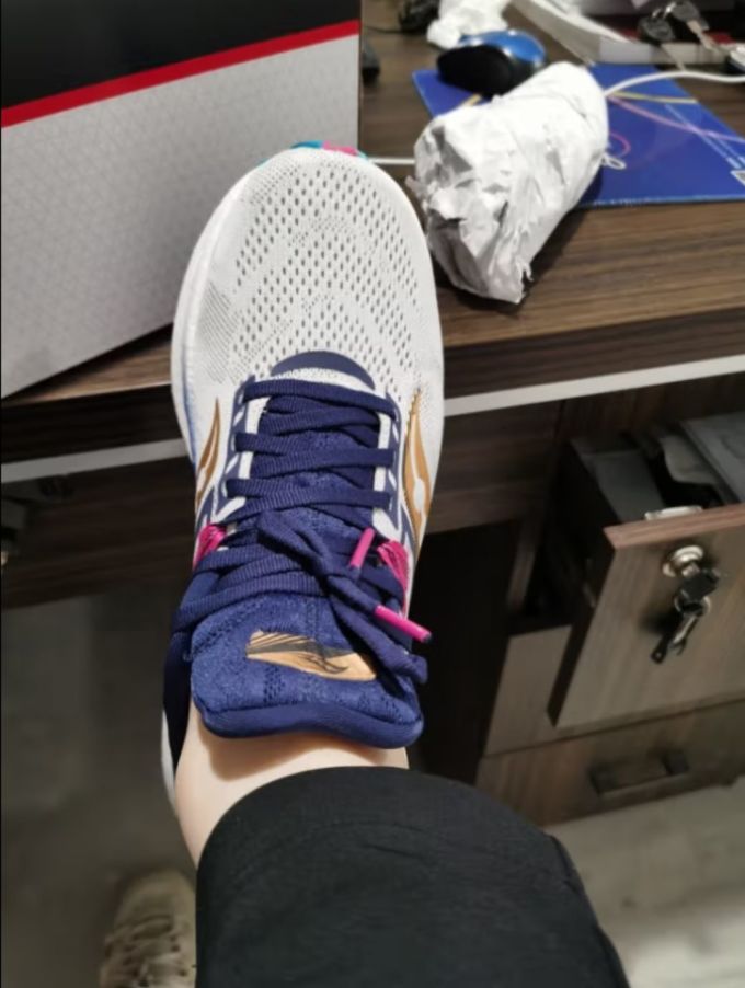 索康尼跑鞋怎么样 Saucony索康尼胜利20男女跑鞋缓震跑步鞋专_什么值得买