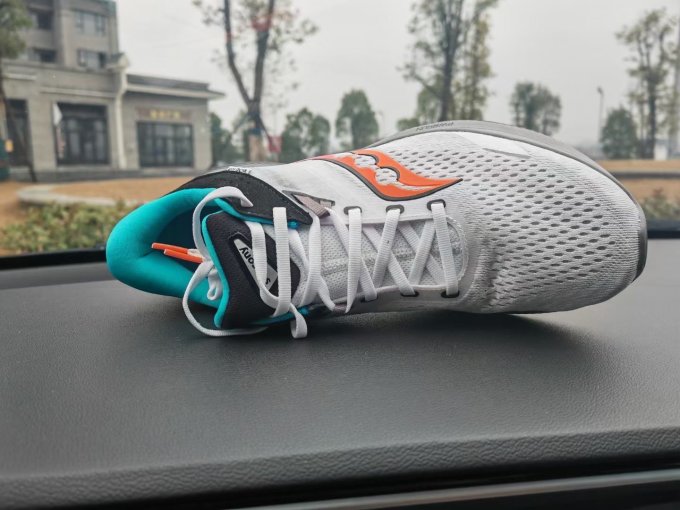 索康尼跑鞋怎么样 索康尼驭途16纯欣赏_什么值得买