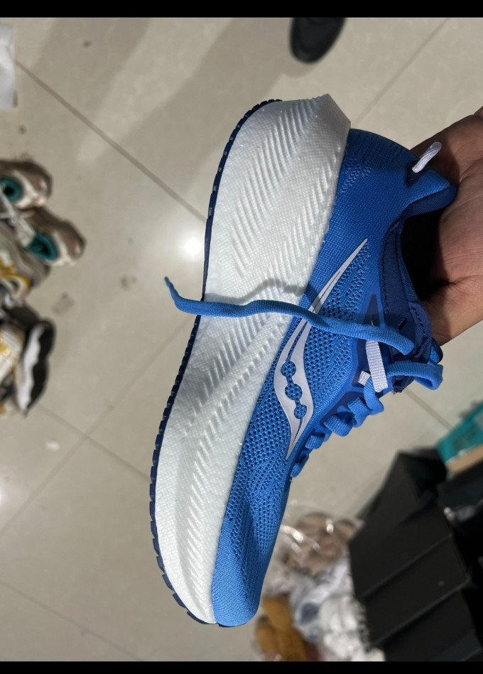 索康尼跑鞋怎么样 索康尼全新一代胜利21_什么值得买