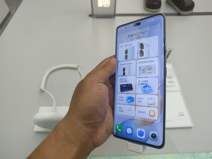荣耀手机怎么样 荣耀90系列体验分享，屏幕确实不错_什么值得买