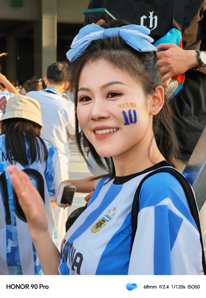 荣耀90 Pro手机怎么样 荣耀90Pro 2亿像素的人像镜头下的梅西和球_什么值得买
