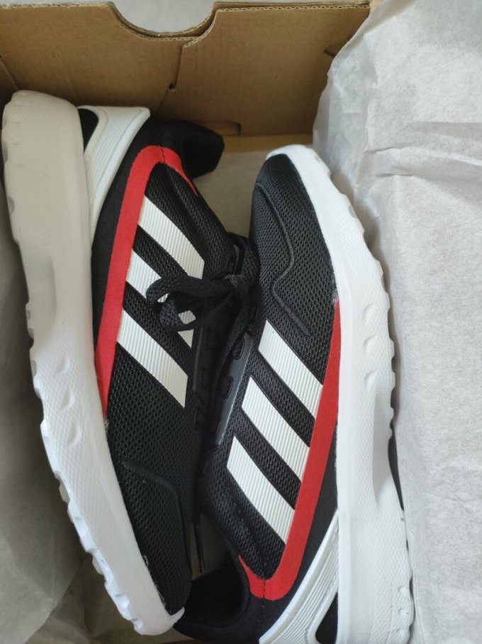 阿迪达斯童鞋怎么样 鞋子轻薄，孩子穿着舒服，上脚感..._什么值得买