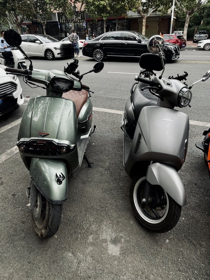 新大洲本田摩托车整车怎么样 na125la和维多利亚摆一起，哪个更是你的菜？_什么值得买