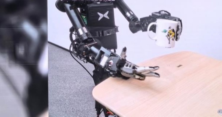 小鹏发布 PX5 首款自研人形态智能机器人，2 小时以上室内外行走和越障_智能机器人_什么值得买