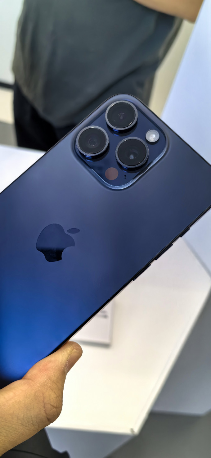 苹果手机怎么样 虽然被人嫌弃，但蓝色的iphone15pm也还不错…吧？_什么值得买