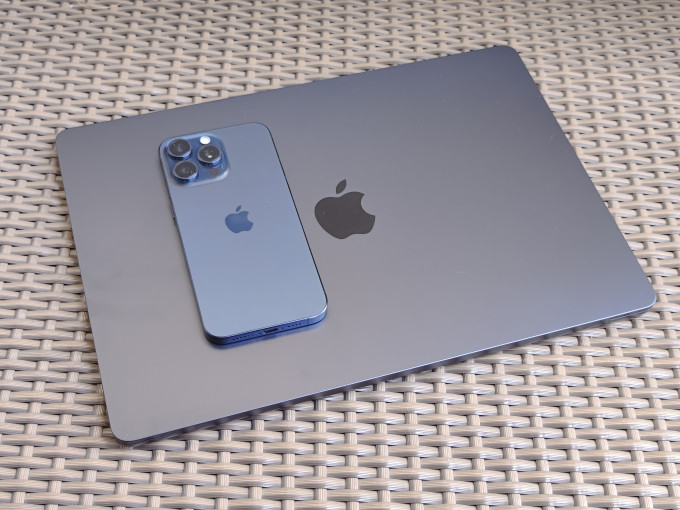 苹果iPhone怎么样 iPhone15PM的深蓝色和Macbook的午夜色有何区别？_什么值得买