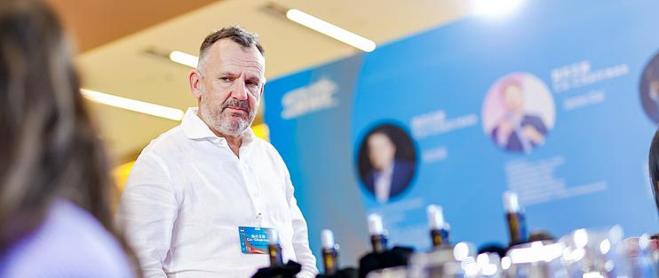 专访SIWC评委会联合主席 Roderick Smith MW，对于外国评委来说，今天的中国葡萄酒怎么样？_葡萄酒_什么值得买