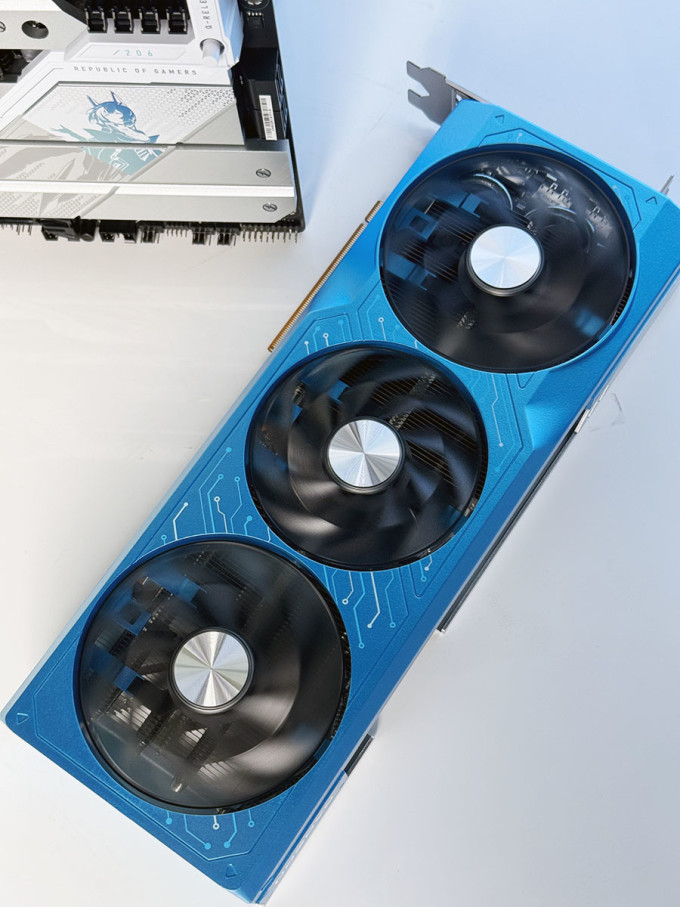 蓝色战神回归！蓝宝石RX6750GRE极光_什么值得买