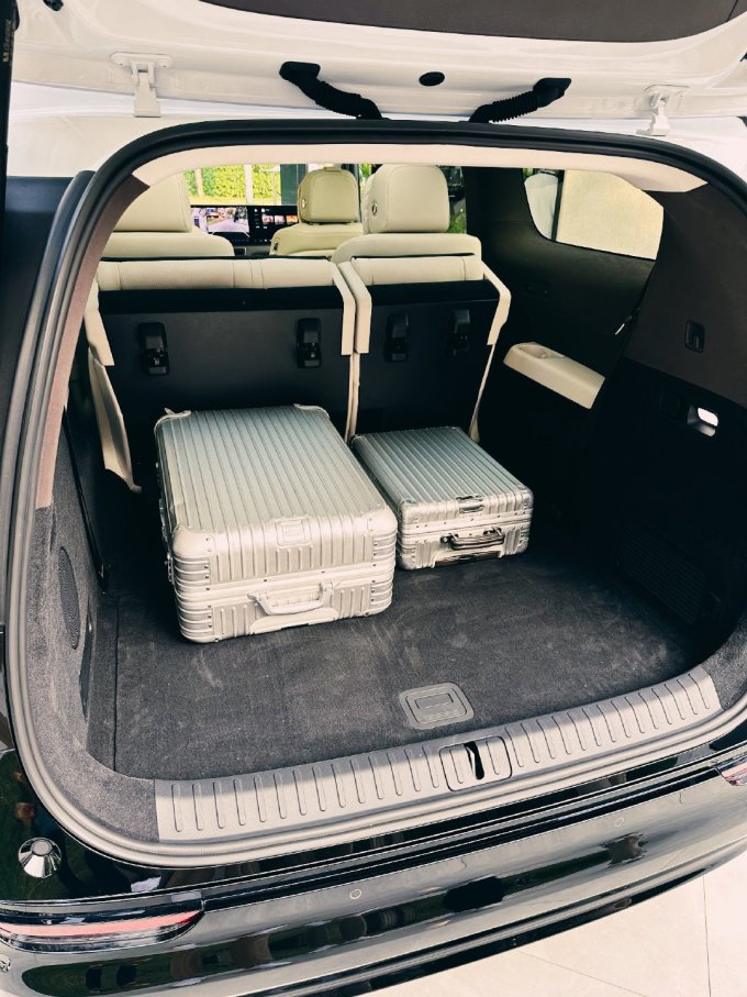 理想MEGA与小鹏X9：大空间与座椅翻折方式的对比分析_什么值得买