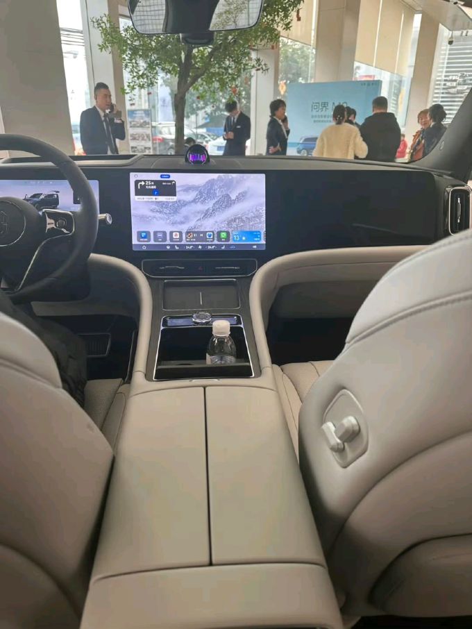 同价位，你会选择奔驰的E300L还是问界M9？_什么值得买