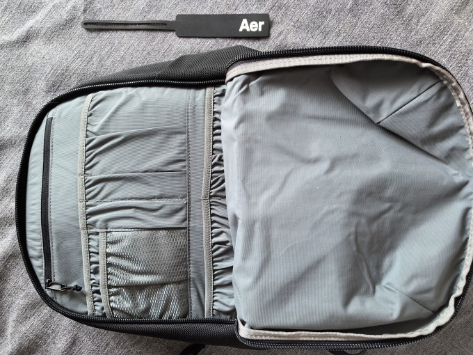Aer day pack 2双肩背包 Aer家的经典款也是品牌获奖背包 极简外观 多功能设计赢得众多背包爱好者的喜欢_什么值得买
