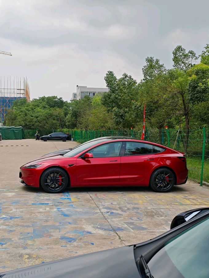 特斯拉新能源车怎么样 试了下新款的特斯拉Model 3 P，确实挺躁的，但由于开过老款的3P，所以这车在加速上倒没让我吃惊。_什么值得买