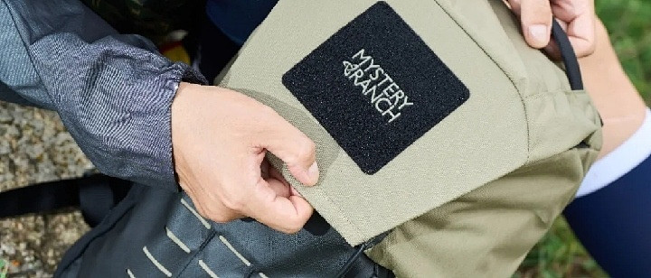 主仓的Rip-Zip设计得更加立体，同时使两侧的拉链处于半隐藏状态_户外背包_什么值得买