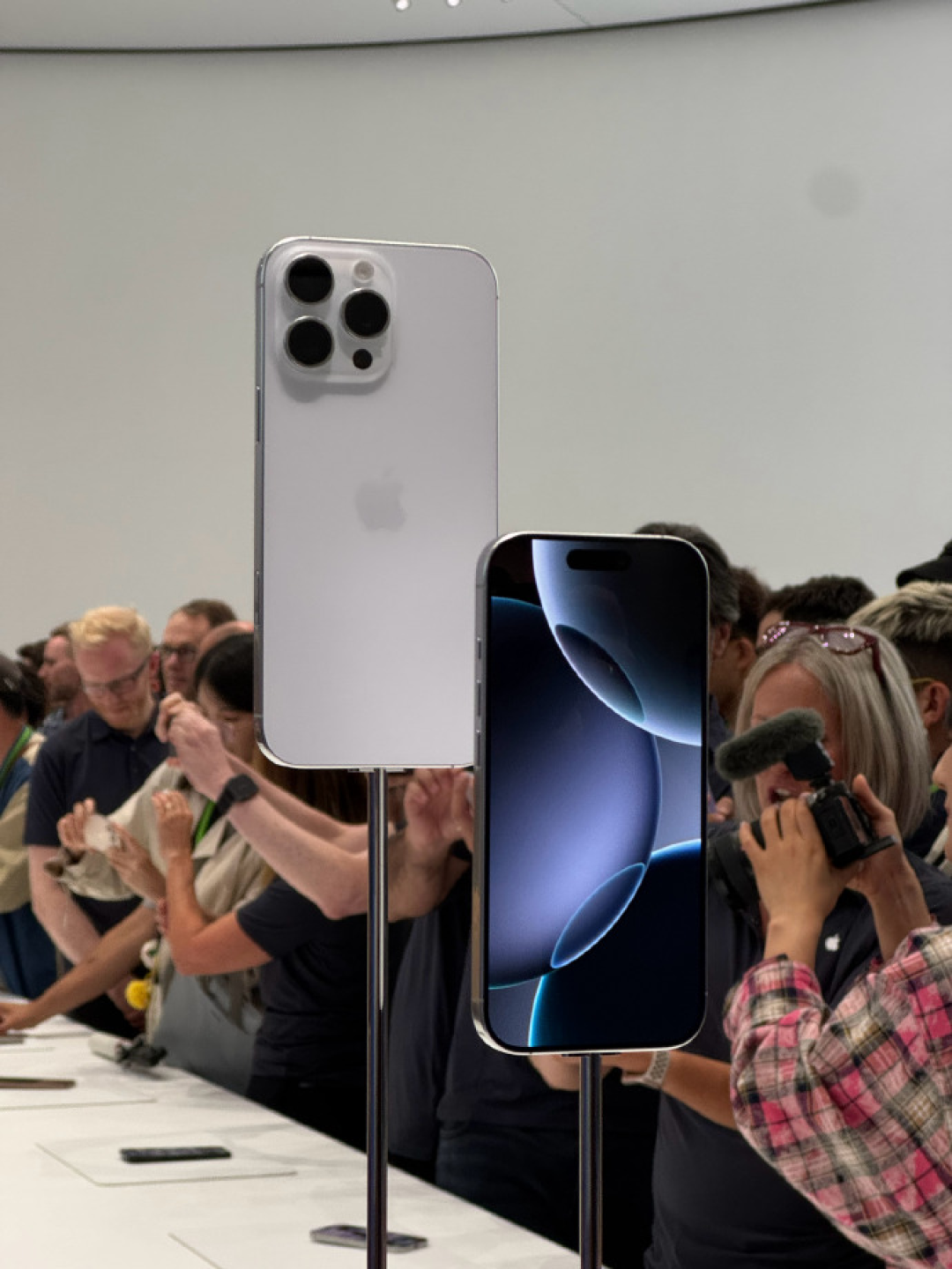 苹果 iPhone 16/16 Pro 真机实拍图出炉，你会冲首发吗？_iPhone_什么值得买