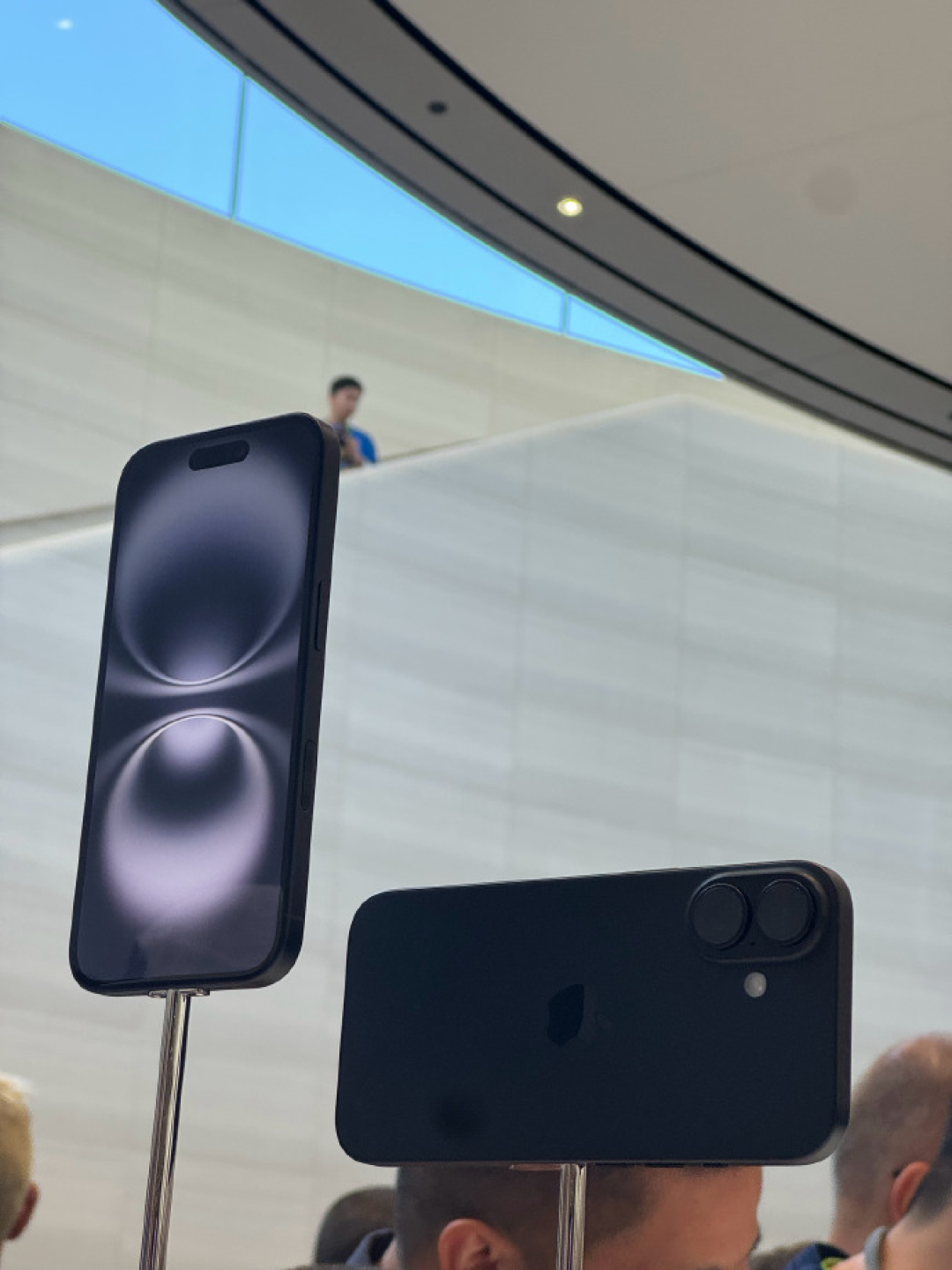 苹果 iPhone 16/16 Pro 真机实拍图出炉，你会冲首发吗？_iPhone_什么值得买