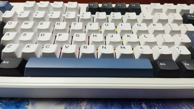 riccks芮克斯的RS8三模塑料87配列机械键盘开箱笔记_什么值得买