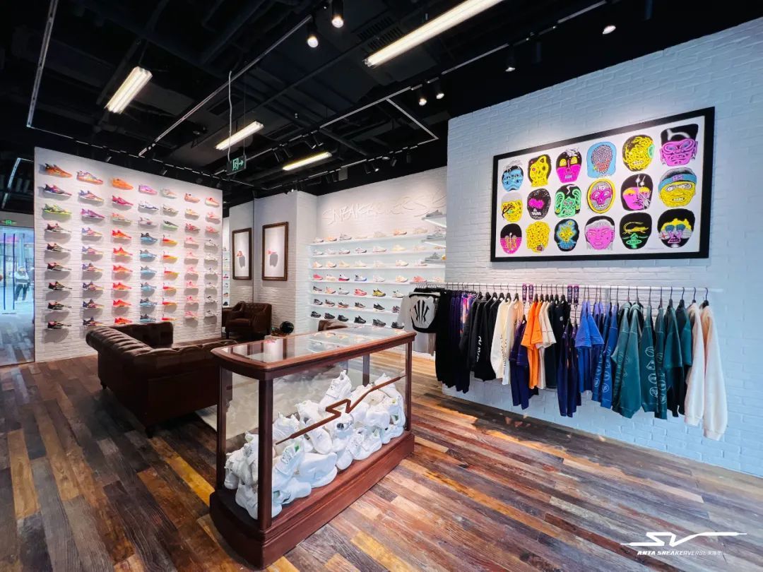 许久未见的排队盛况！首家ANTA SNEAKERVERSE安踏作品集白标店不只是一个店铺_篮球鞋_什么值得买