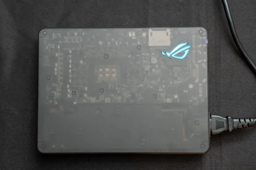 CES｜华硕首款雷电 5 外置显卡——ROG XG Mobile 2025，搭载 RTX 5090 GPU_显卡_什么值得买