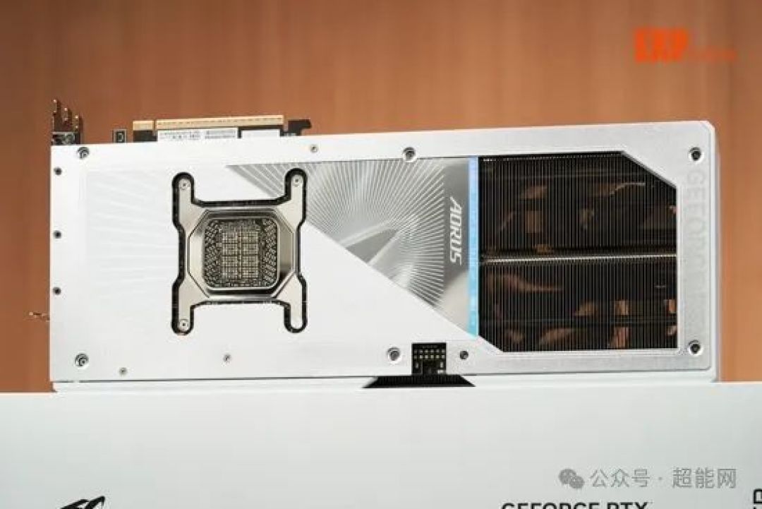 技嘉 AORUS RTX 5090 D MASTER ICE图赏：纯白超级雕，颜值升级_显卡_什么值得买