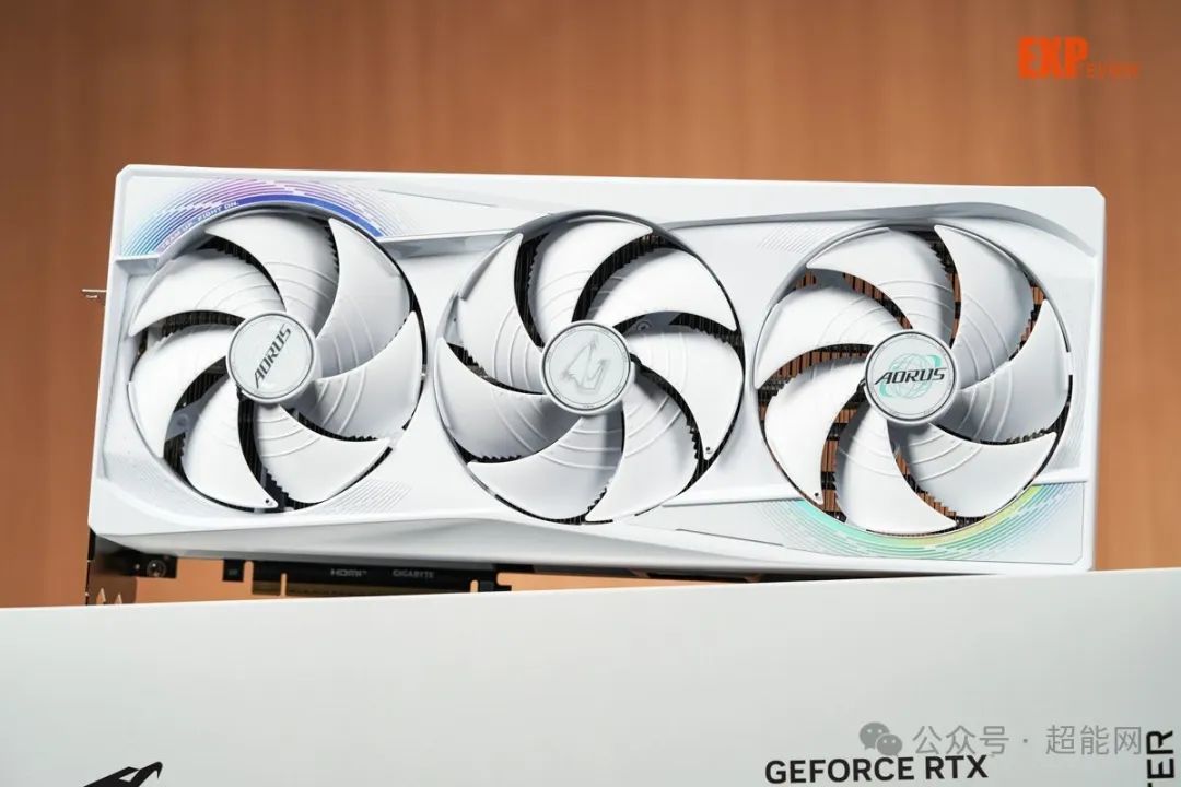 技嘉 AORUS RTX 5090 D MASTER ICE评测：焕然一新的“雕牌”旗舰_显卡_什么值得买